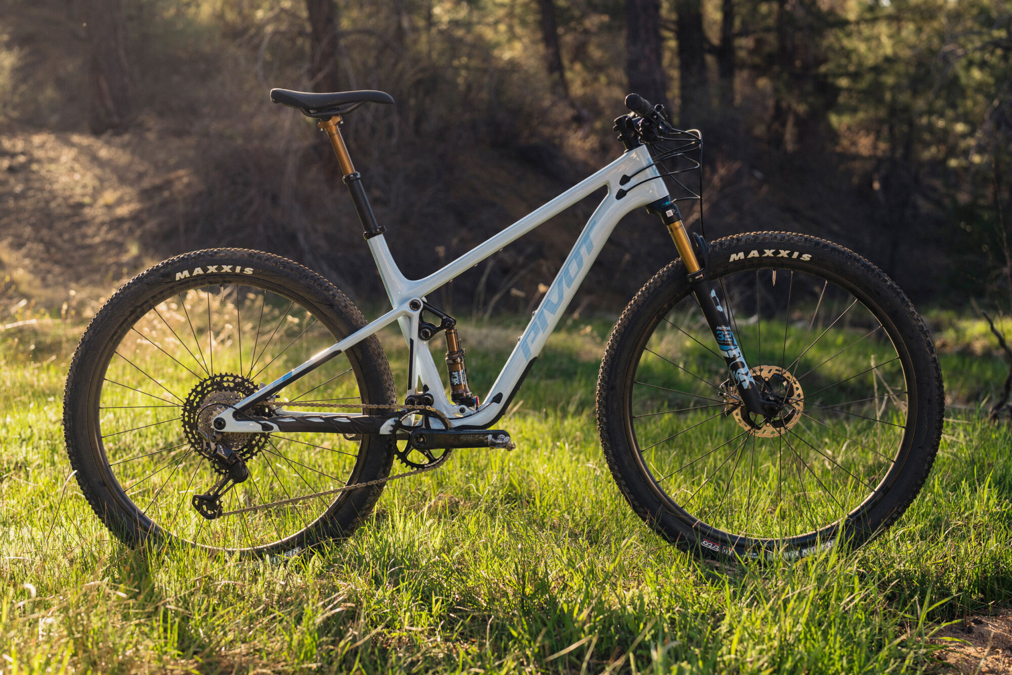 2023 Pivot Mach 4SL - BIKEPACKING.com