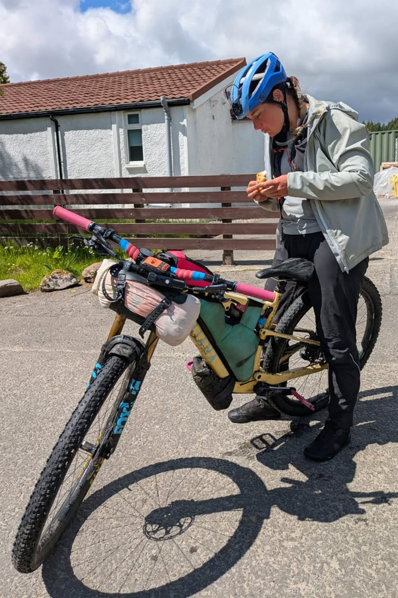 Emma Bateup Wins 2025 Highland Trail 550 Women's Race - BIKEPACKING.com